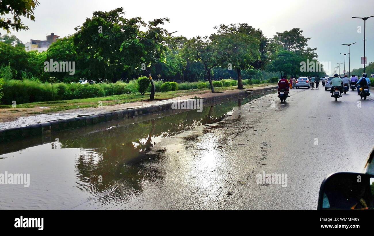 Wet vehicles hi-res stock photography and images - Alamy