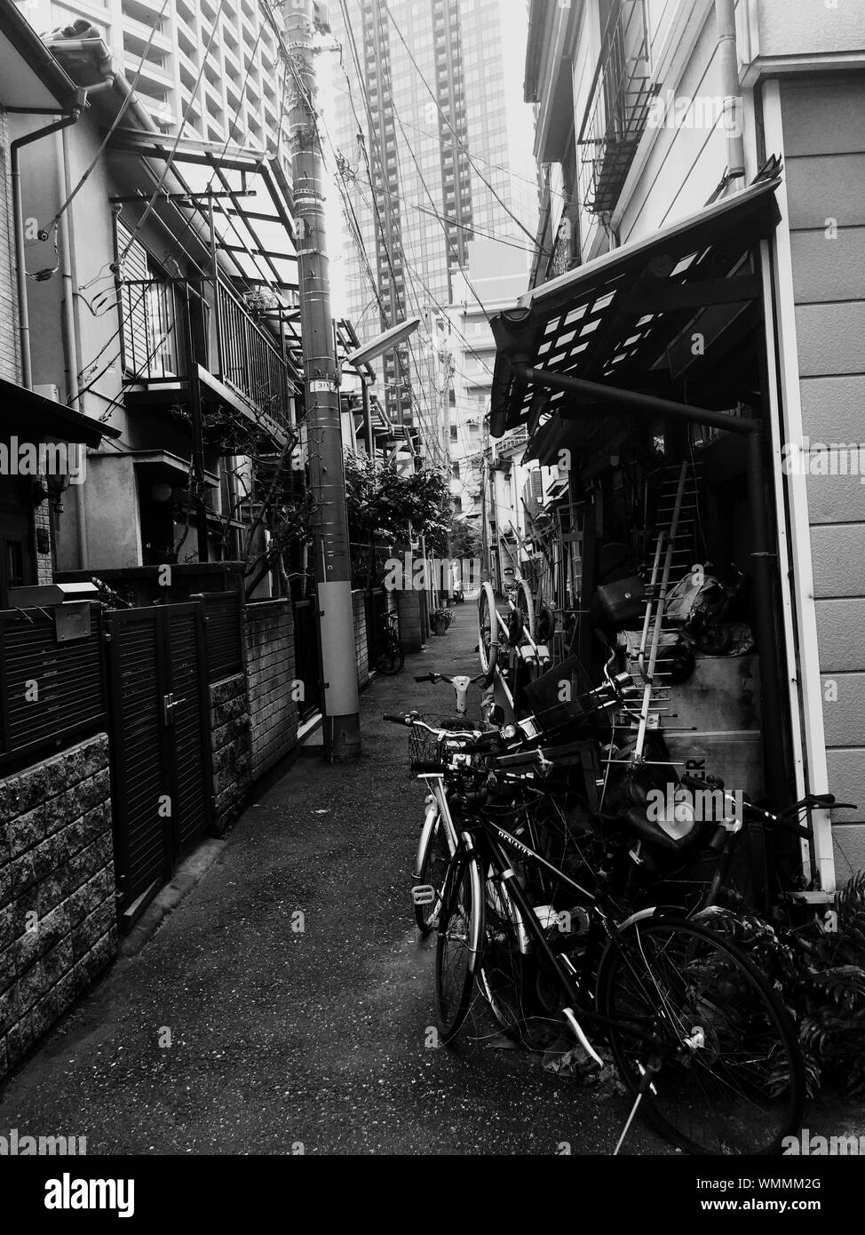 Hidden alley hi-res stock photography and images - Alamy