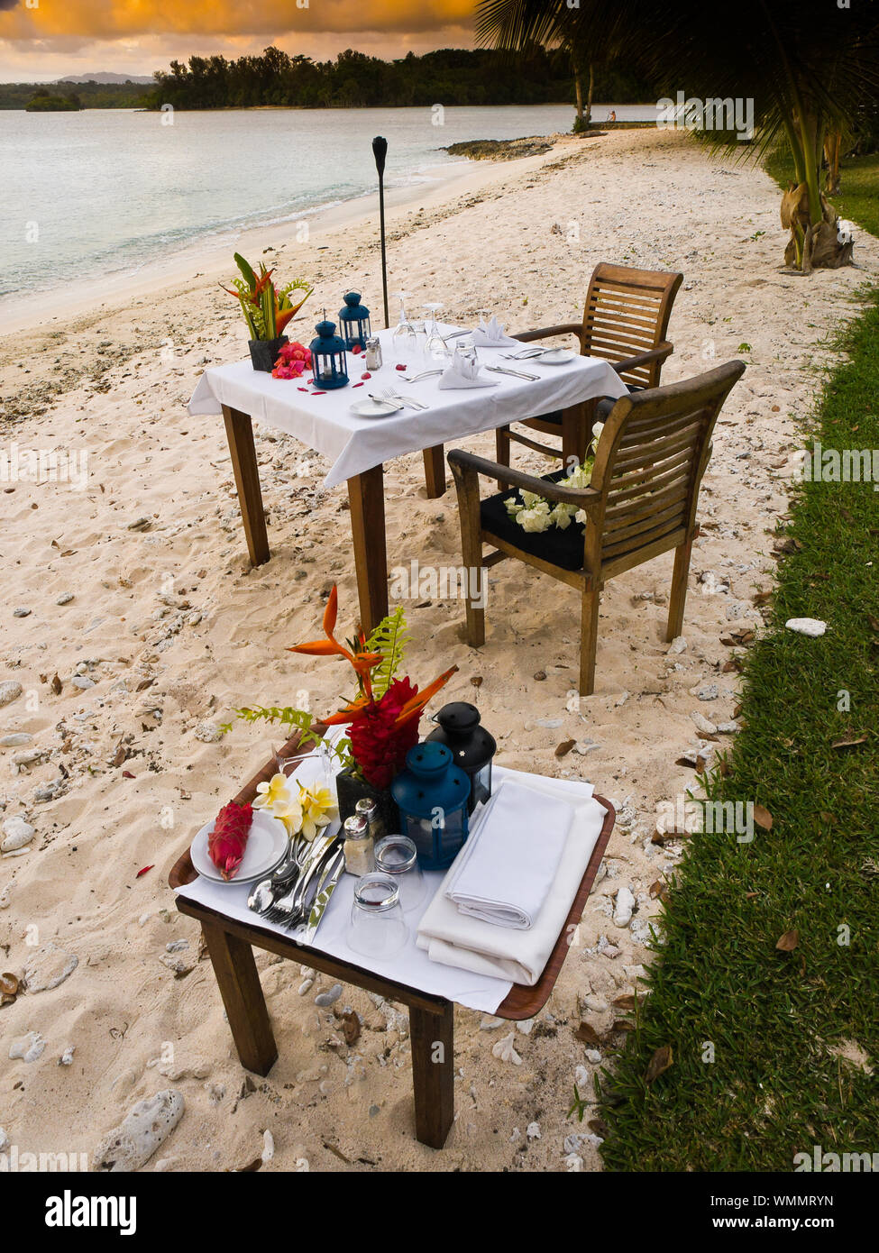 Beach table setting hi-res stock photography and images - Alamy