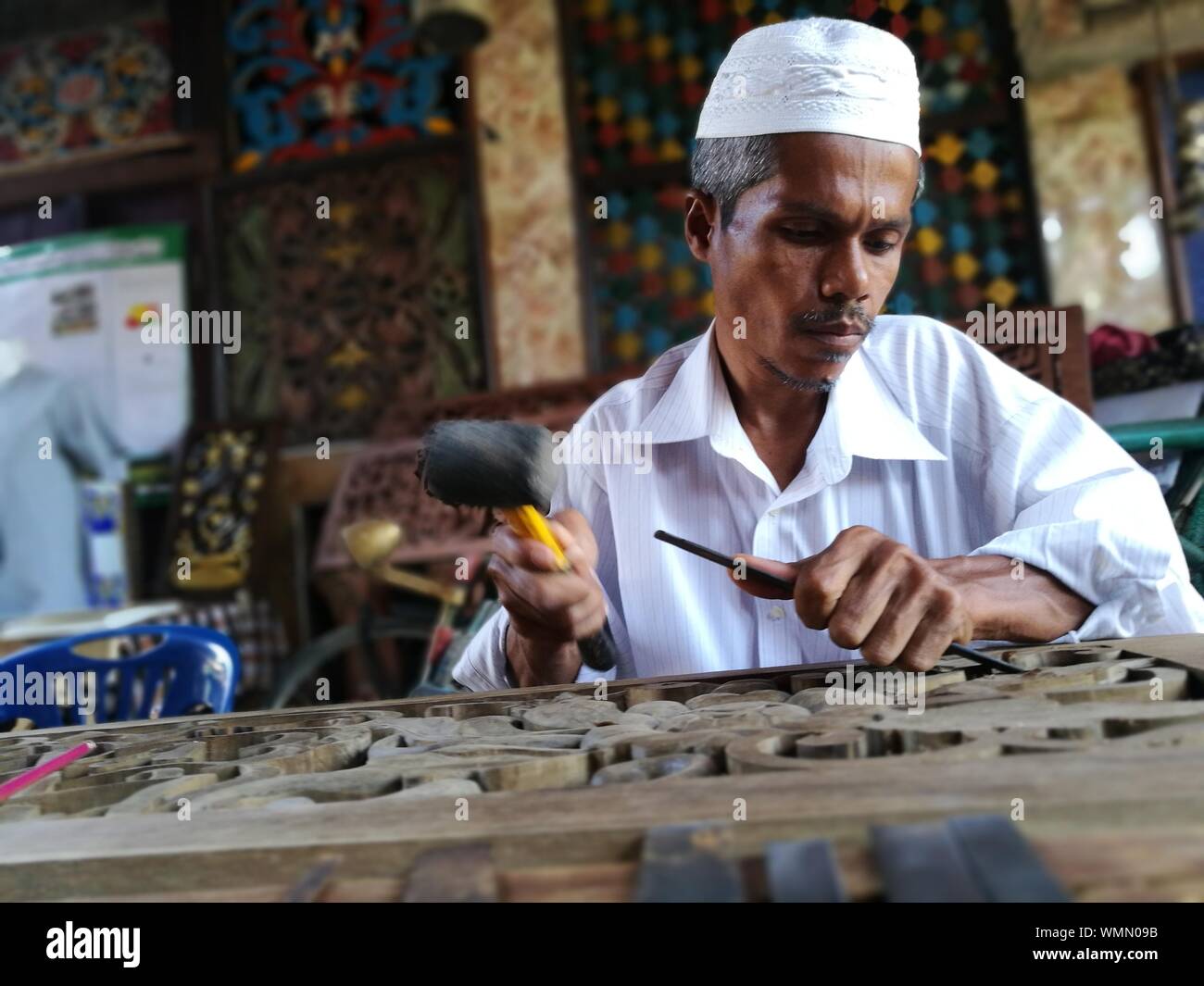 Man carving wood hi-res stock photography and images - Alamy