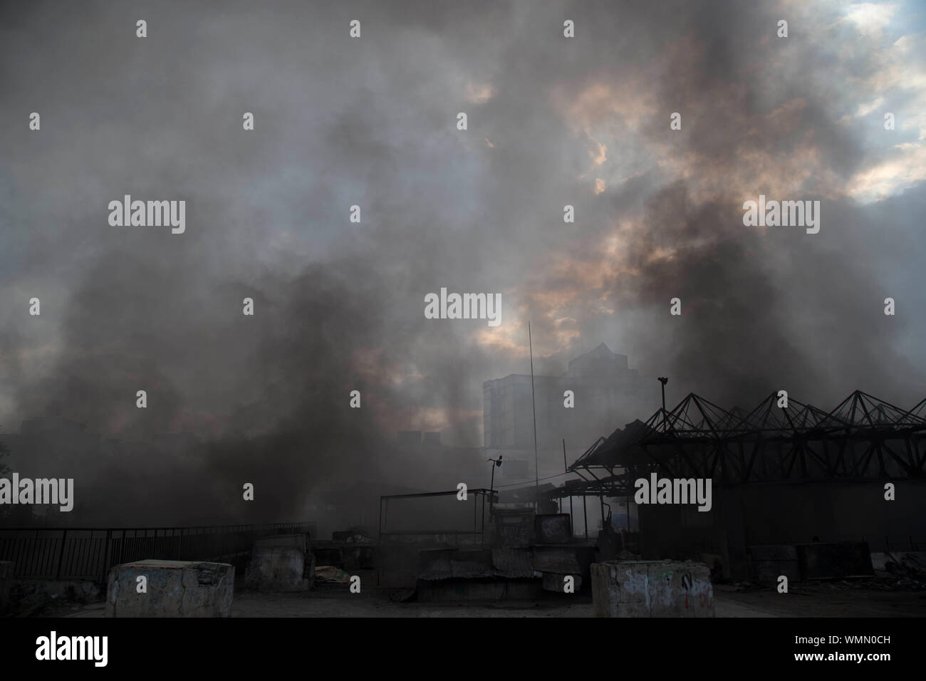 Dramatic smoke sky hi-res stock photography and images - Alamy