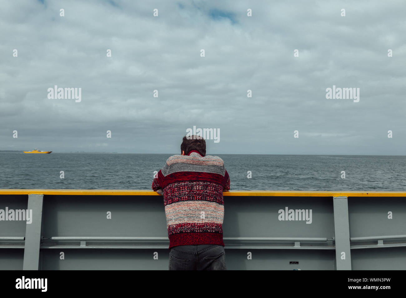 Man leaning over railing hi-res stock photography and images - Alamy