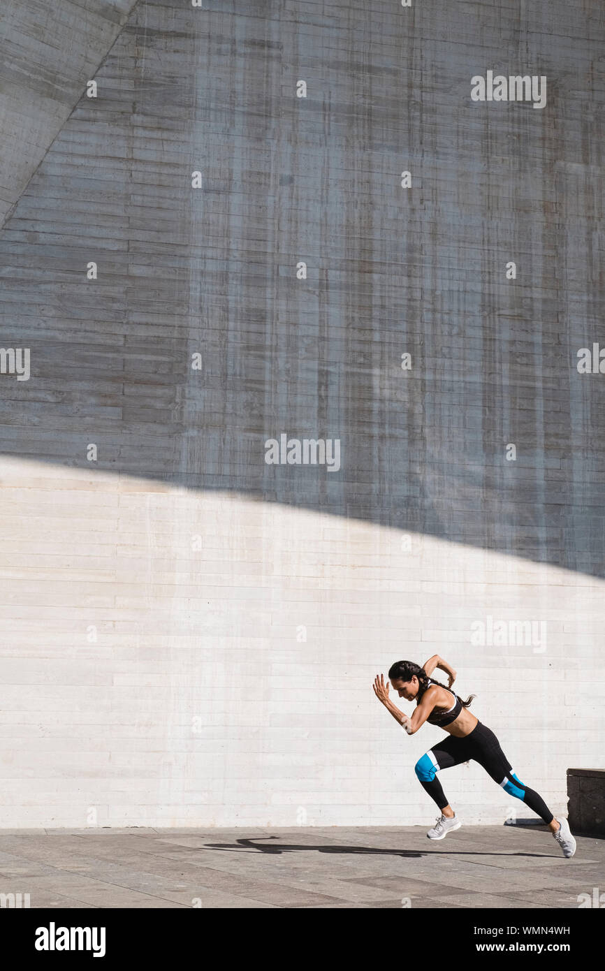 Hispanic runner hi-res stock photography and images - Alamy