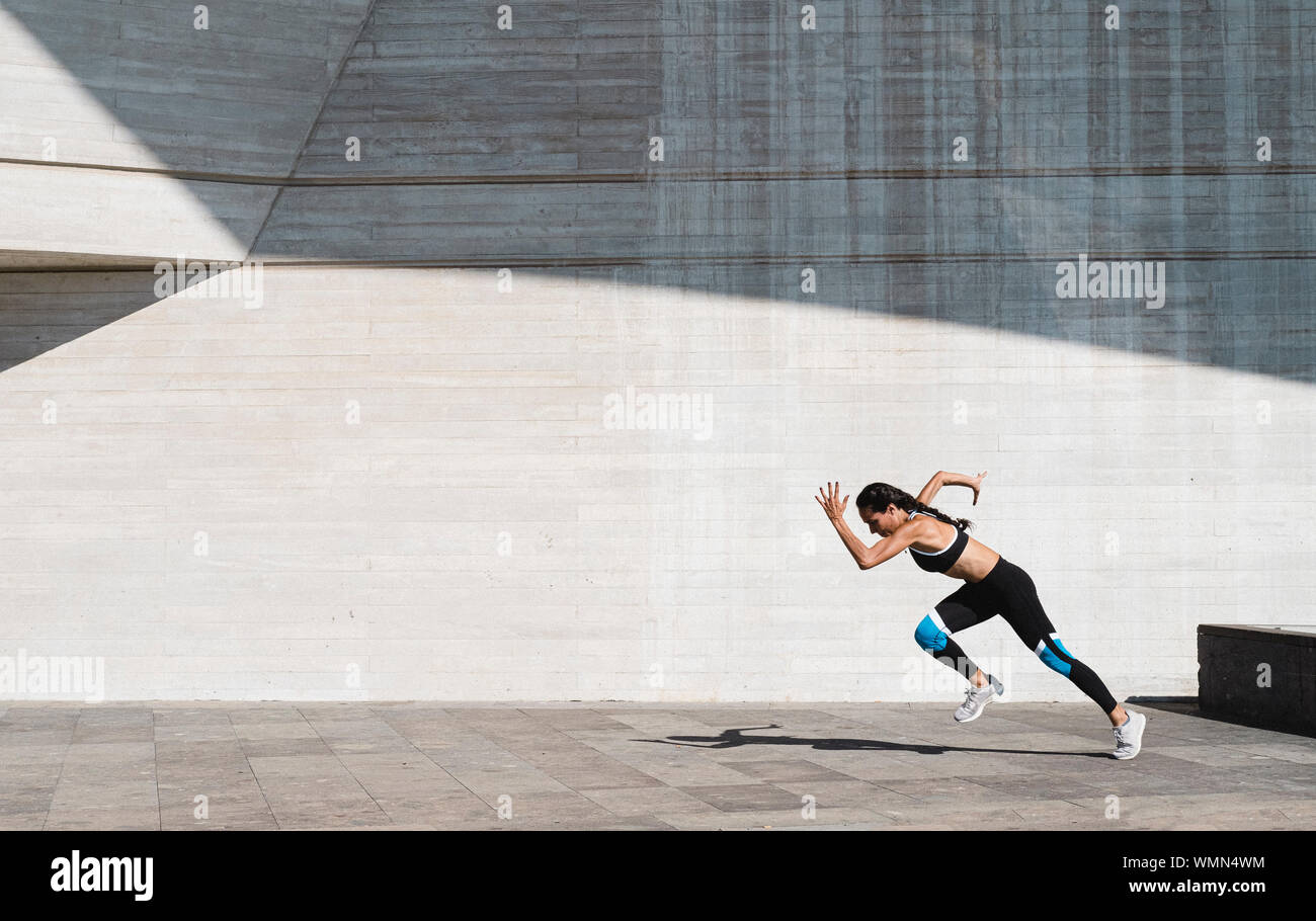 Female athlete start hi-res stock photography and images - Alamy