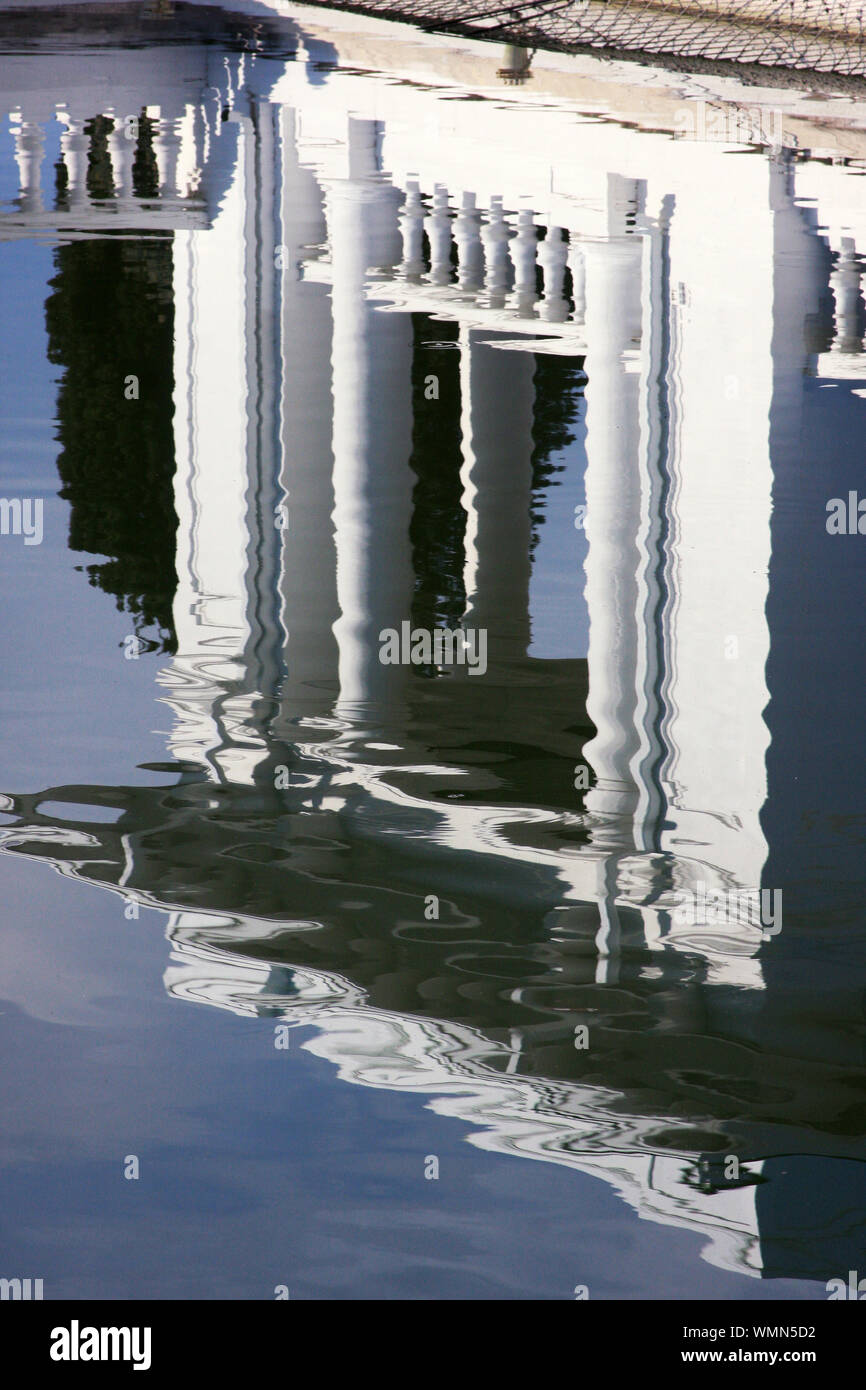 White classical structure hi-res stock photography and images - Alamy