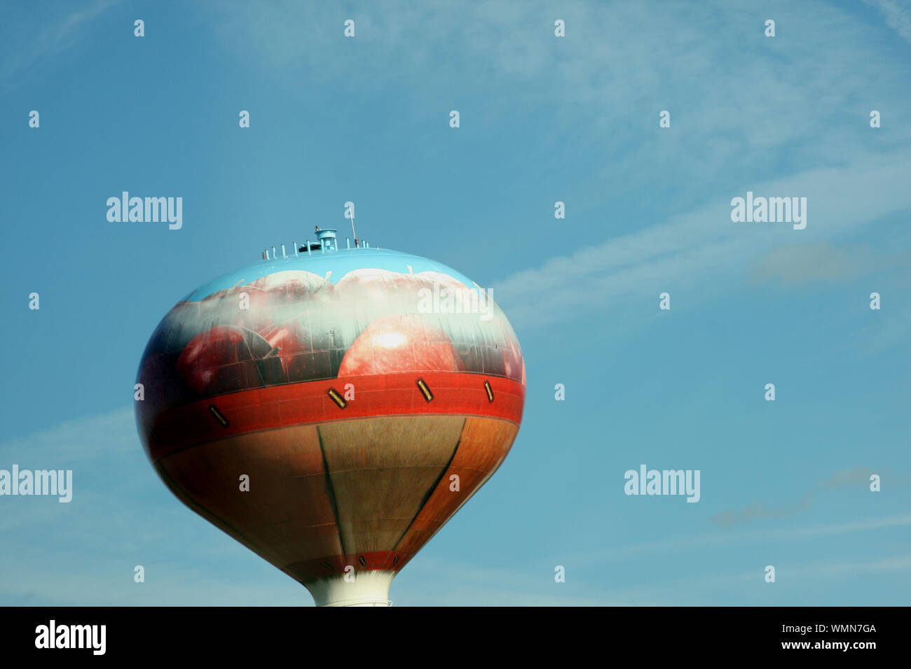 Water tower painted hi-res stock photography and images - Alamy
