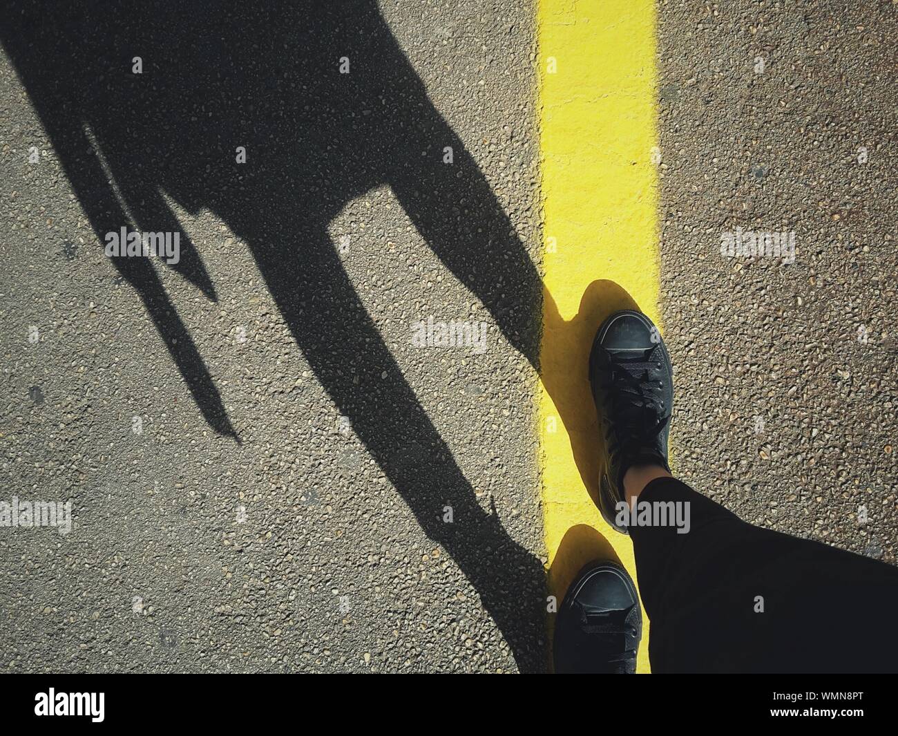 Yellow dividing line on asphalt hi-res stock photography and images - Alamy