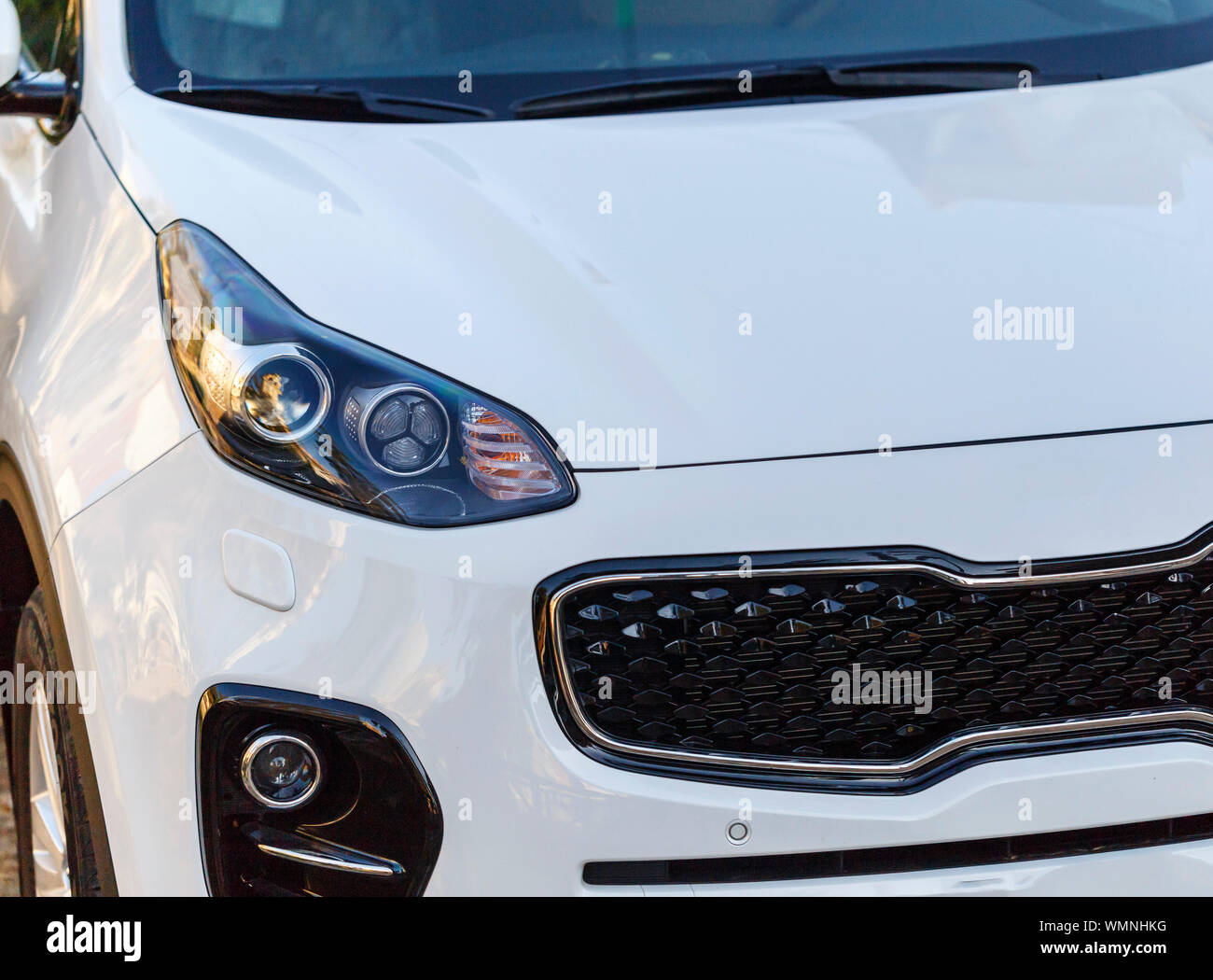Modern white car hi-res stock photography and images - Alamy