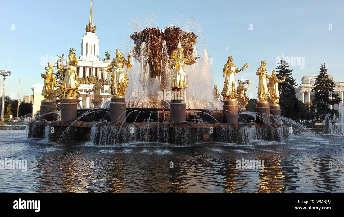 Human fountains hi-res stock photography and images - Alamy
