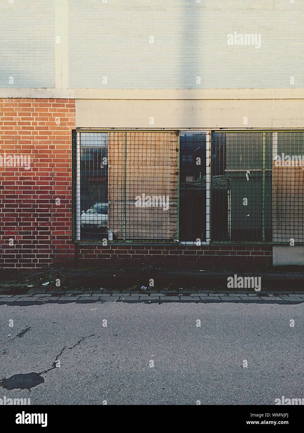 Exterior building grate hi-res stock photography and images - Alamy