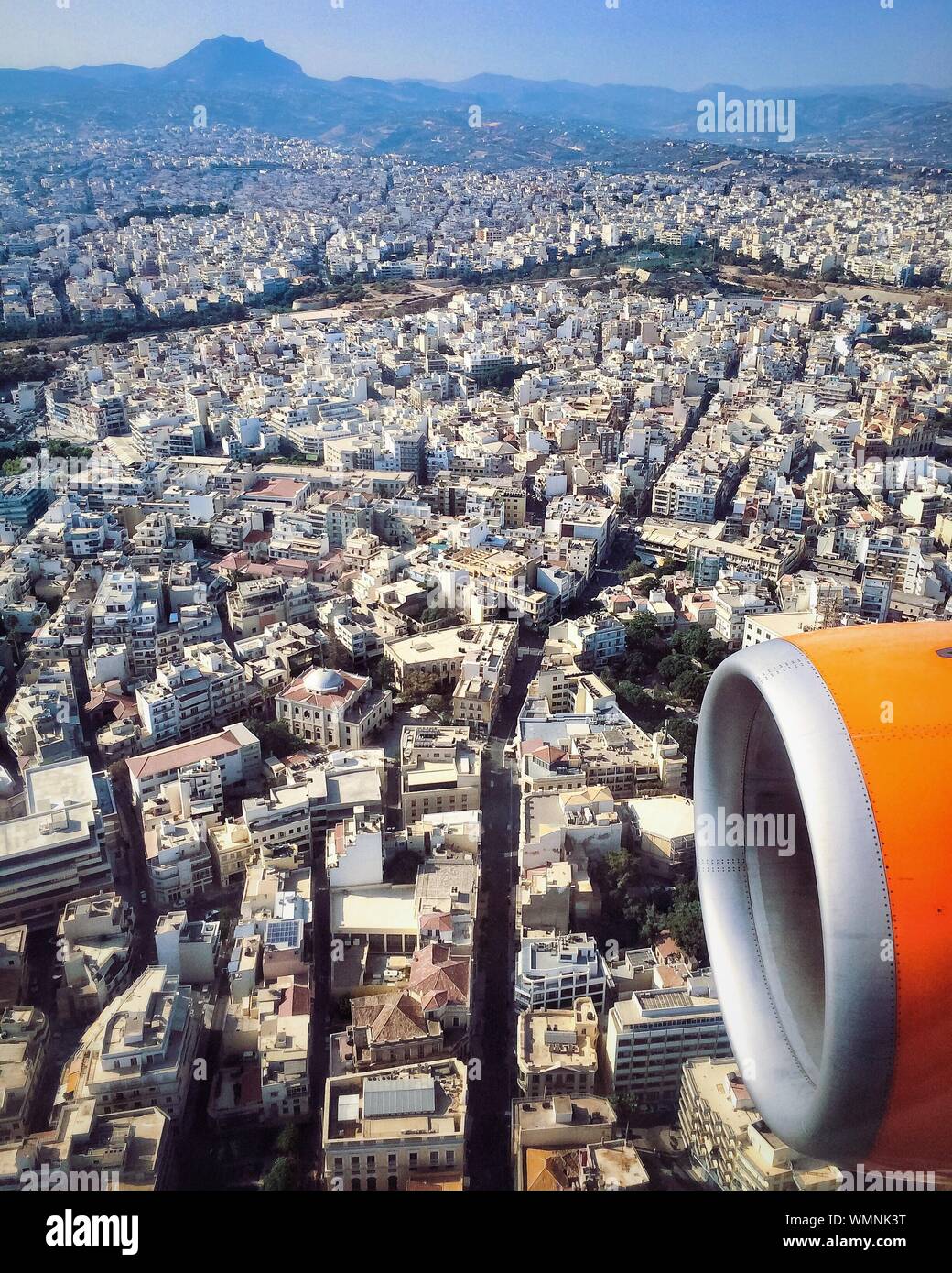Airplane flying over cities hi-res stock photography and images - Alamy