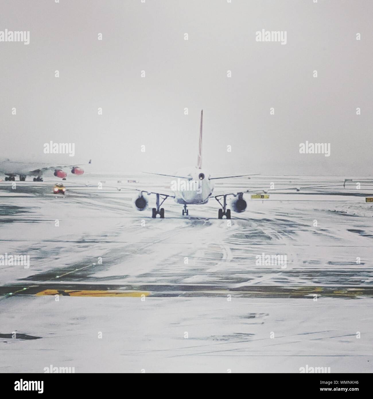 Snow runway hi-res stock photography and images - Alamy