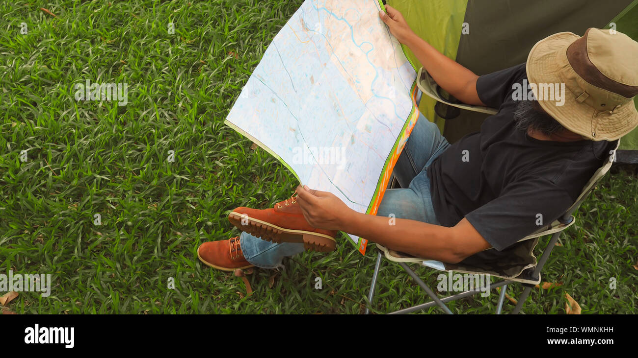 Man reading map hi-res stock photography and images - Alamy