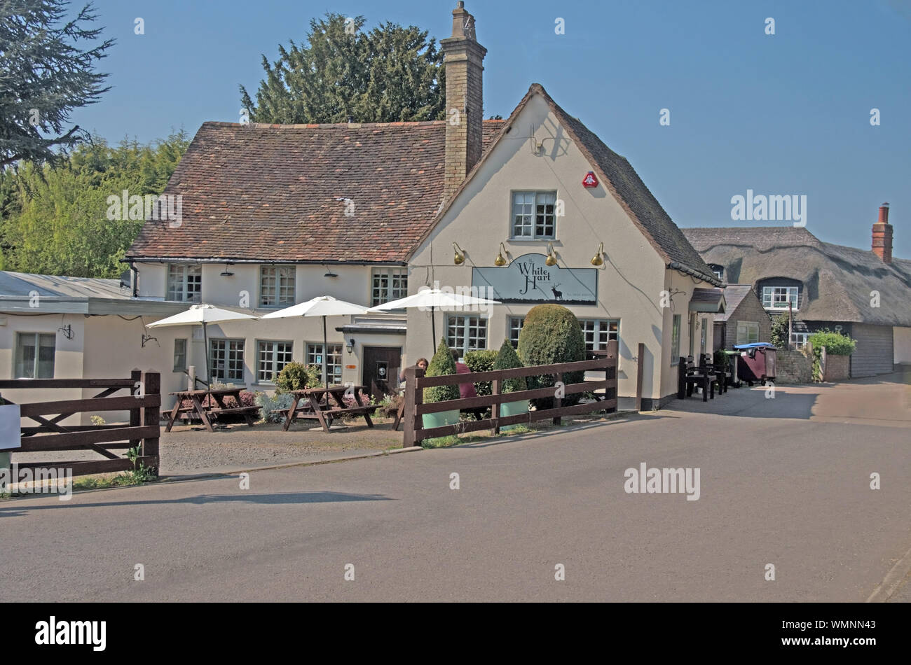 White hart pub uk hi-res stock photography and images - Alamy