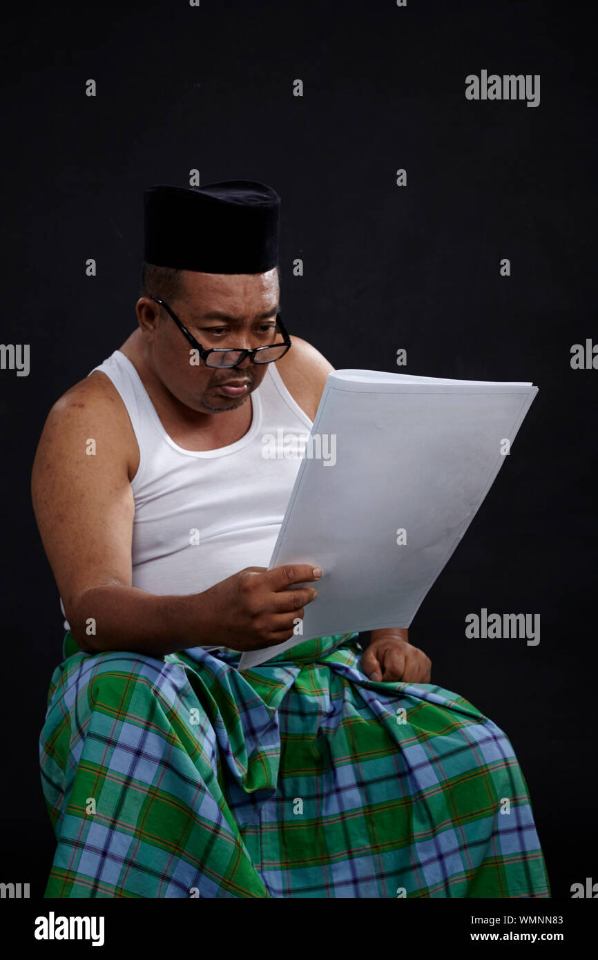 Black man reading hi-res stock photography and images - Alamy