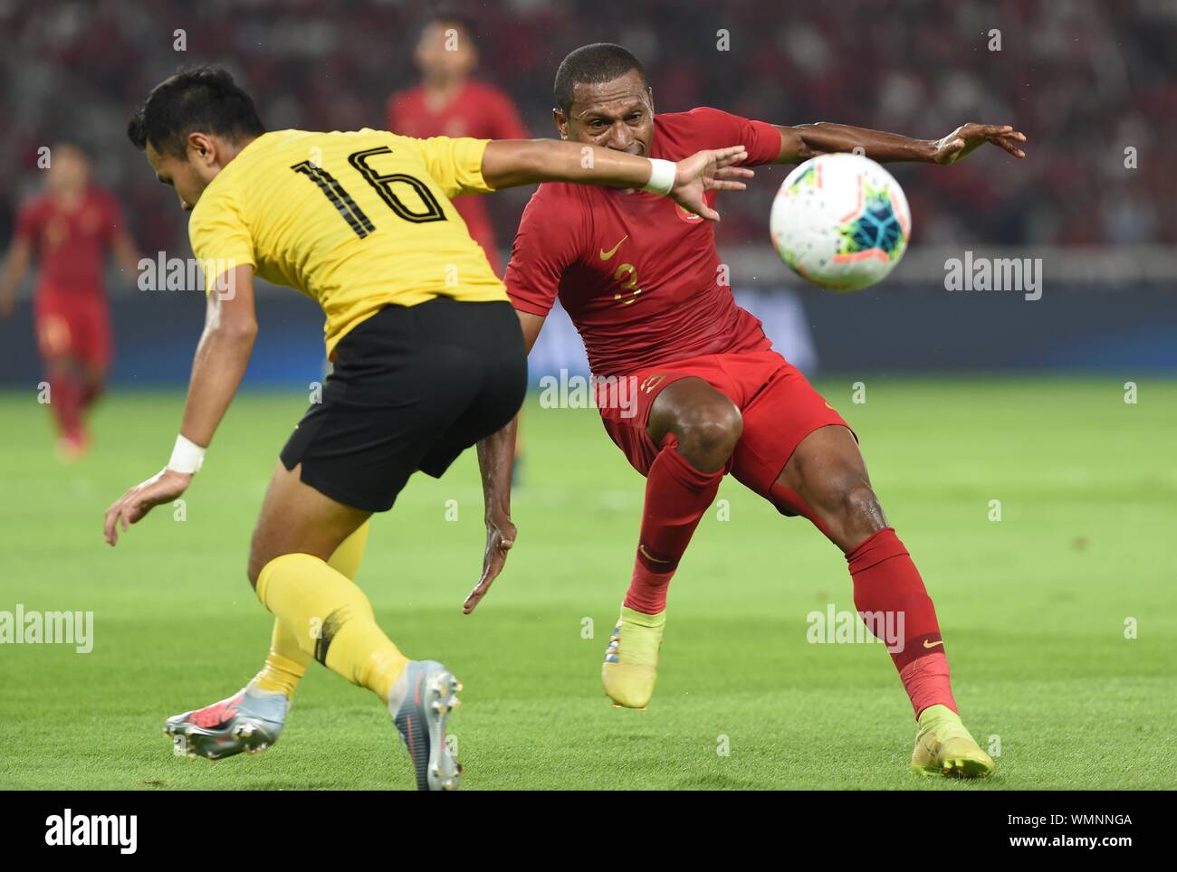 Jakarta, Indonesia. 5th Sep, 2019. Yustinus Paew (R) of Indonesia vies ...
