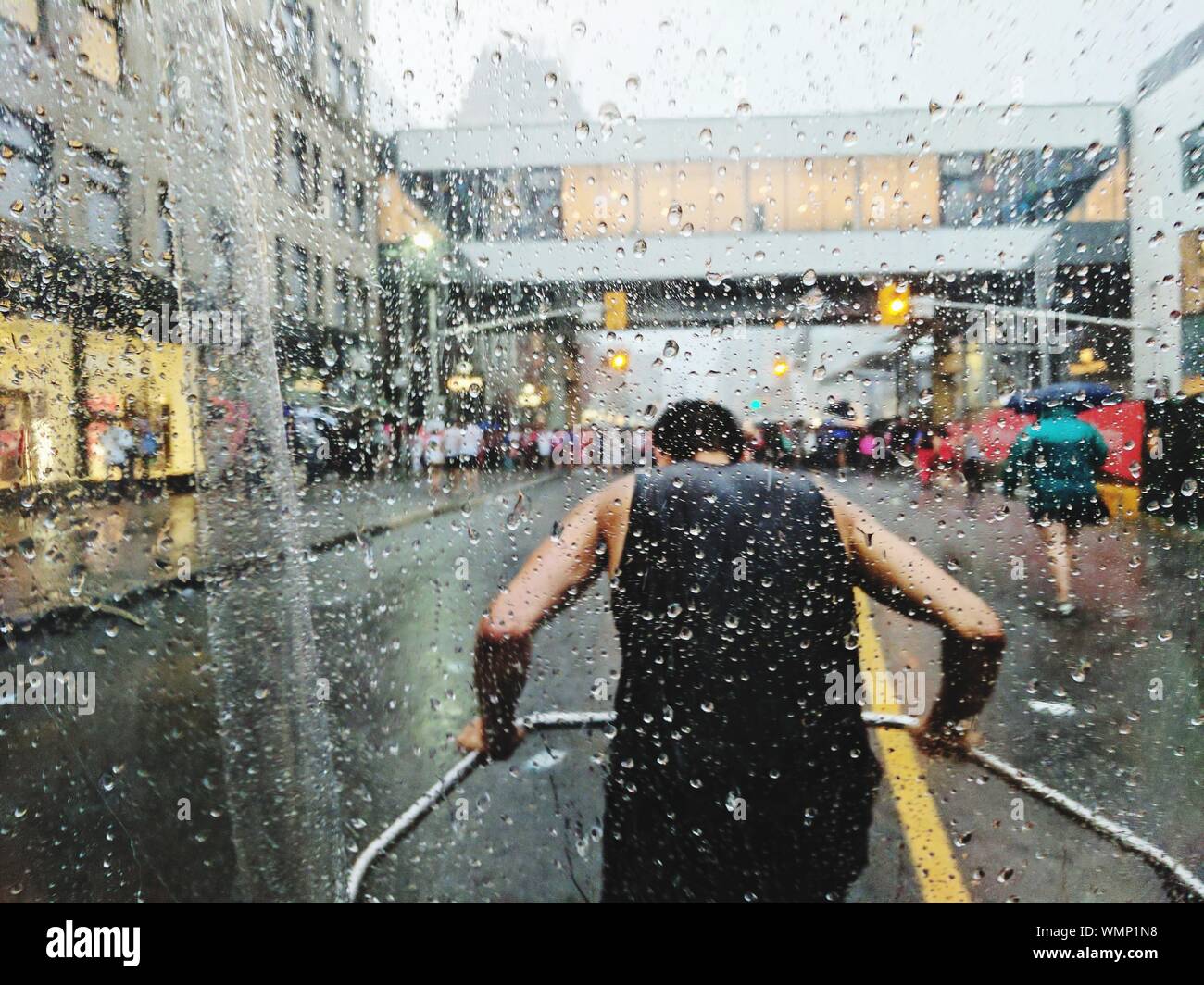 Torrential rain city people hi-res stock photography and images - Alamy