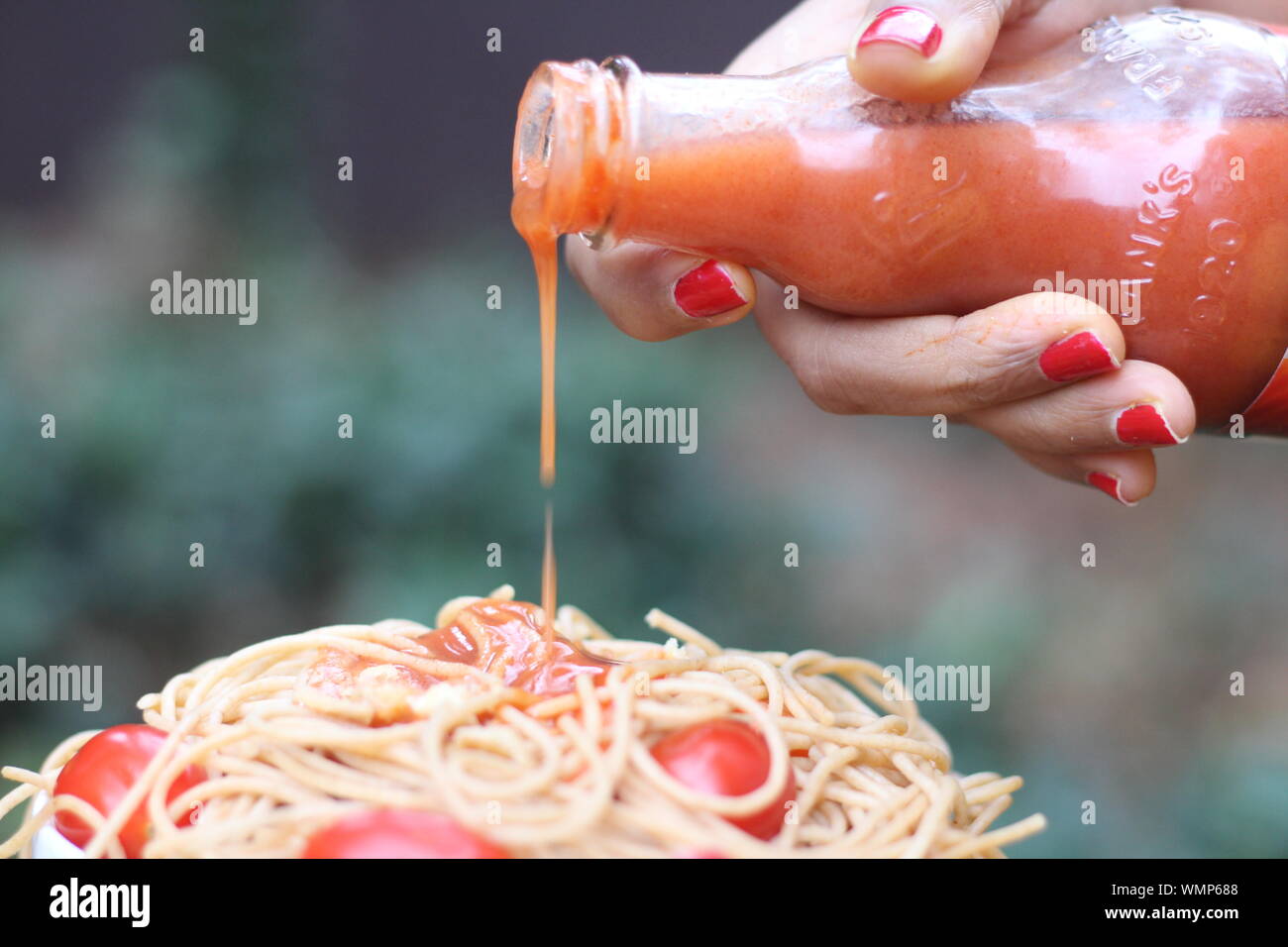 Pouring sauce hi-res stock photography and images - Alamy