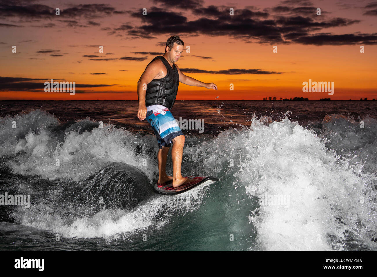 Surfing sunset hi-res stock photography and images - Alamy