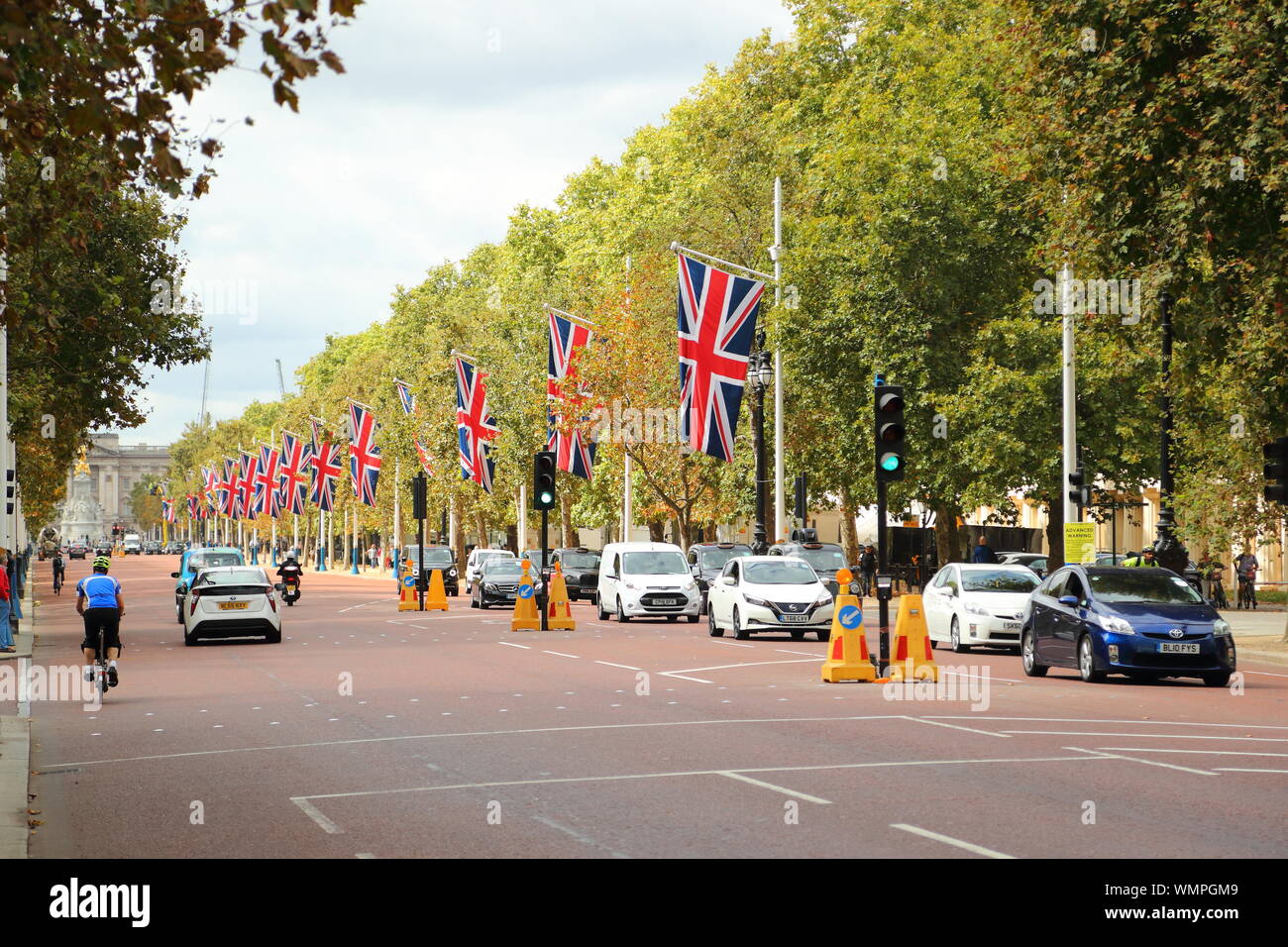 Buckingham palace the mall hi-res stock photography and images - Alamy