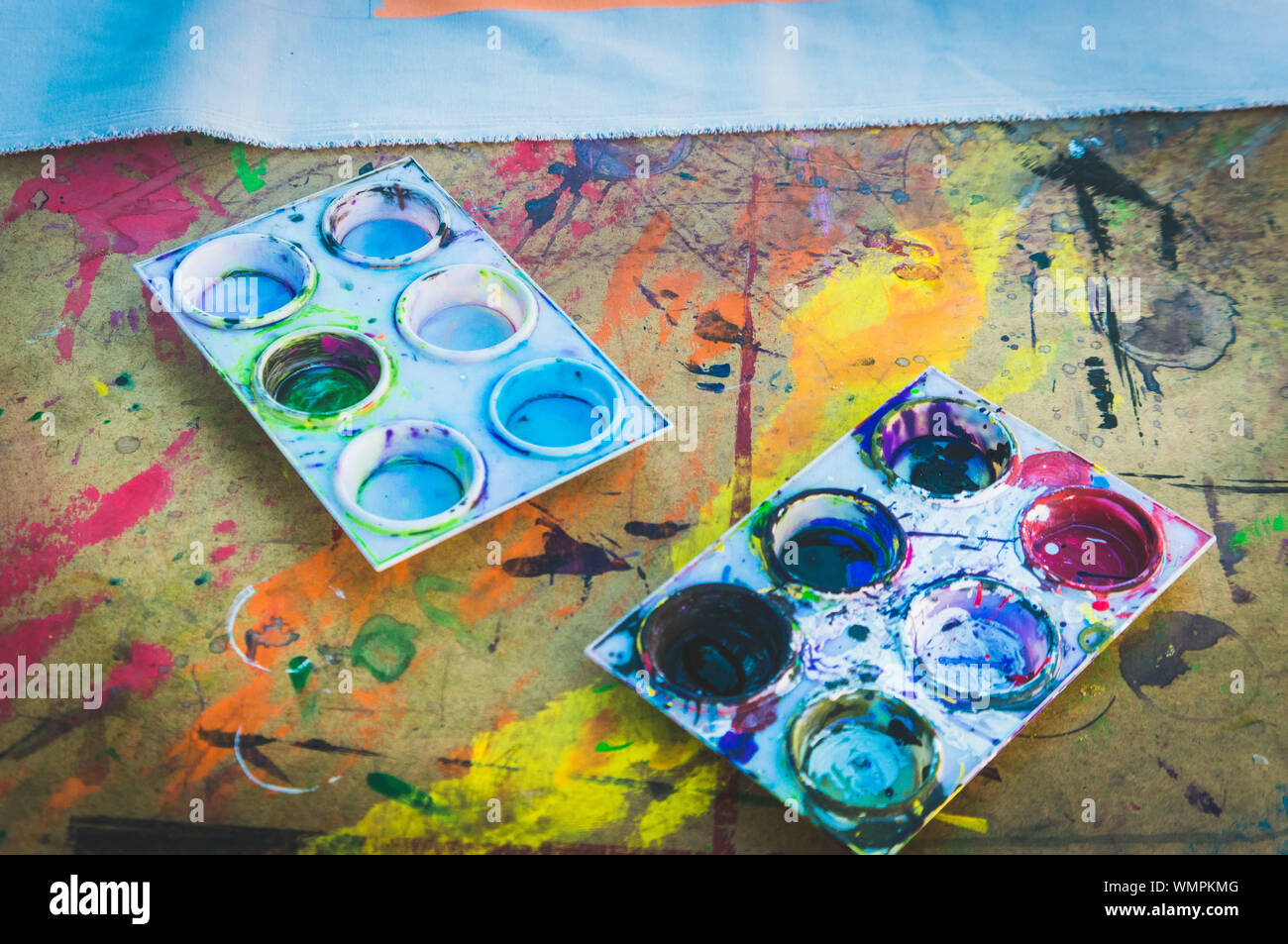 Paint palettes hi-res stock photography and images - Alamy
