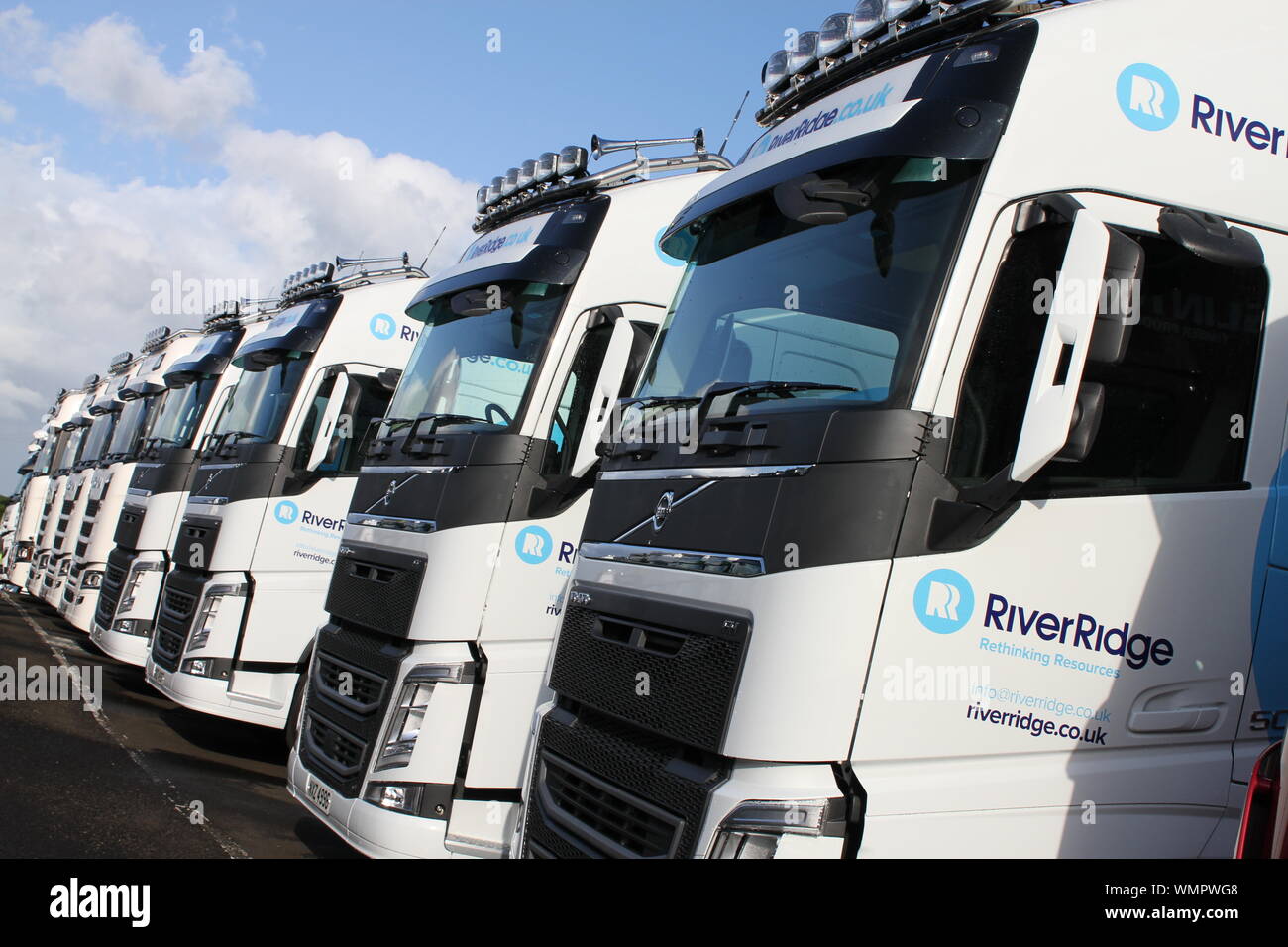 White volvo fh lorry hi-res stock photography and images - Alamy