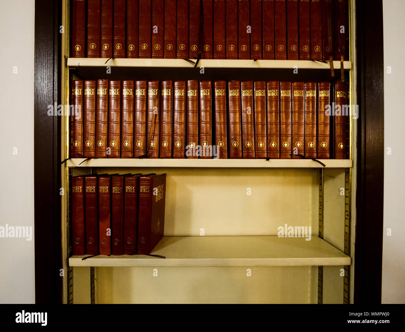 Bibles shelf hi-res stock photography and images - Alamy