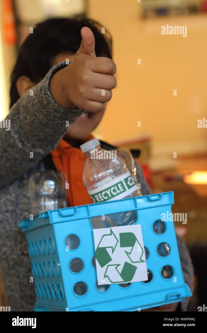 Thumbs up recycling hi-res stock photography and images - Alamy