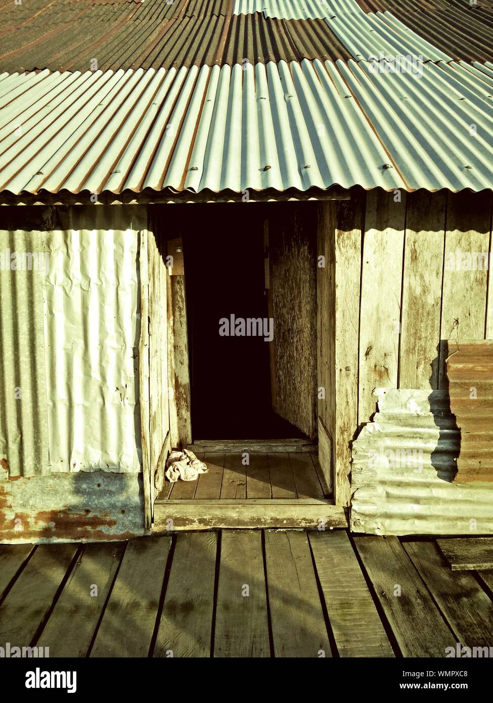 Entrance open door hi-res stock photography and images - Alamy