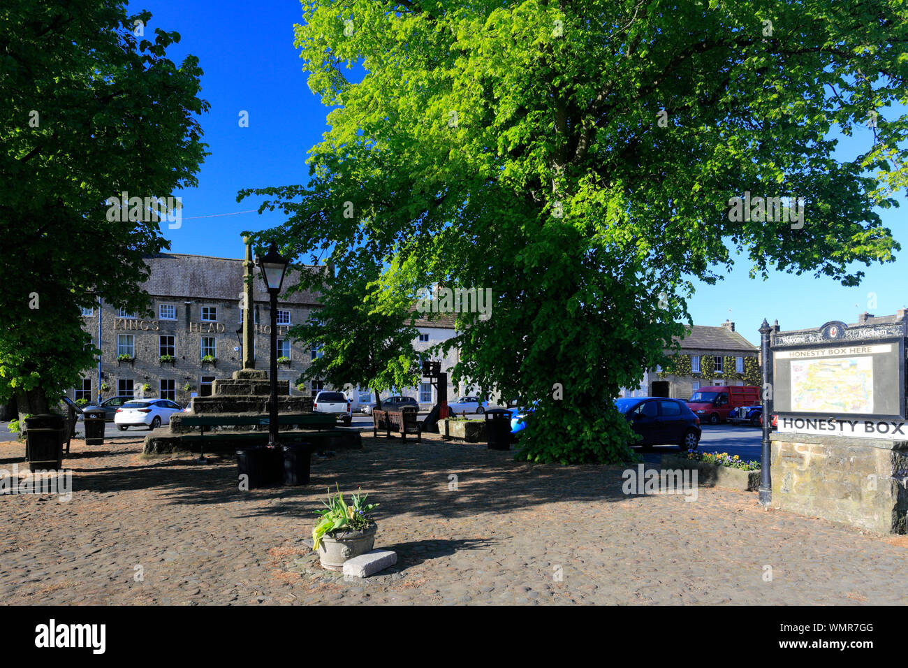 Summer view of the Market Cross, Market Square, Masham town, North ...