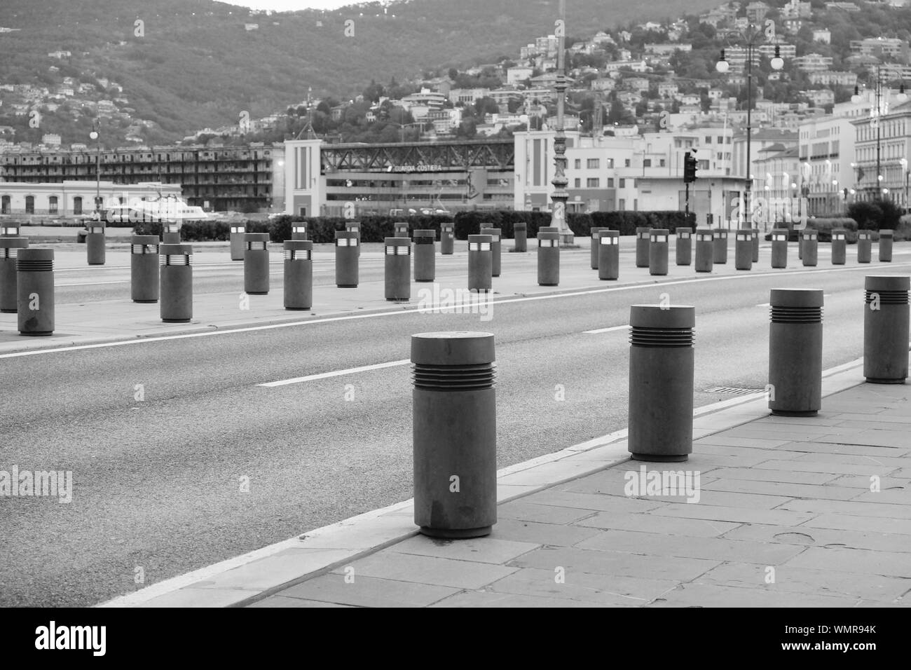 Empty side street hi-res stock photography and images - Alamy