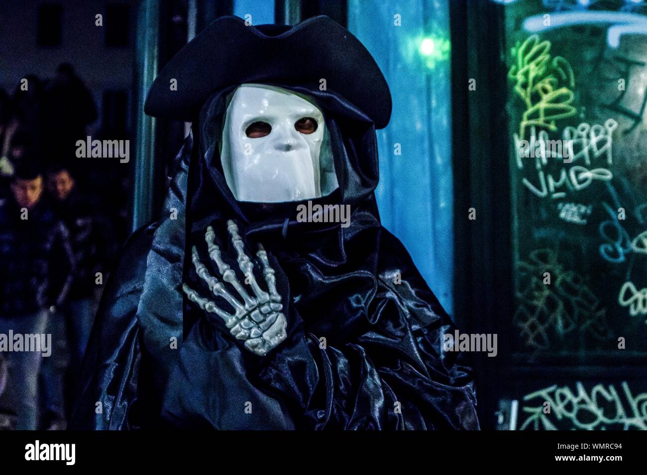Spooky costume hi-res stock photography and images - Alamy