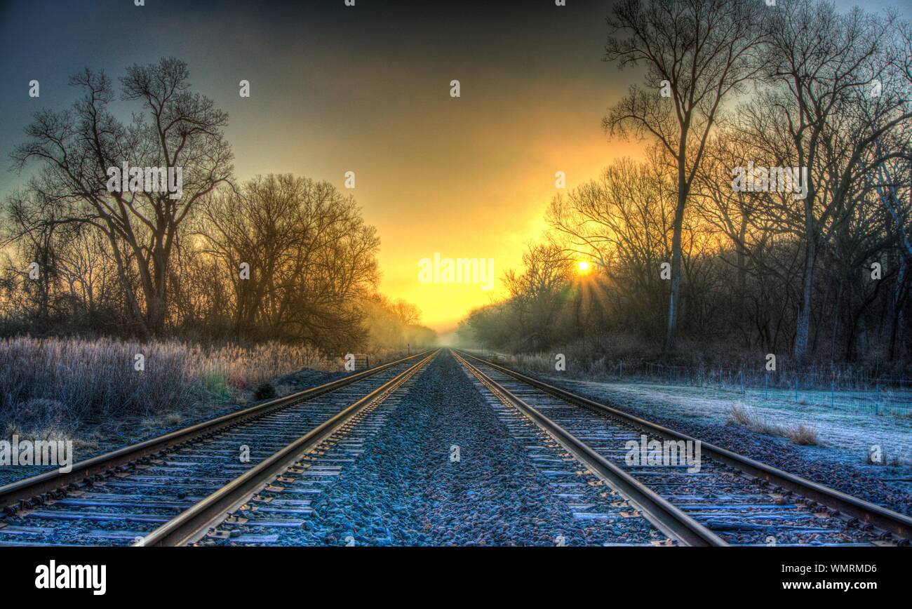 Railroad tracks sunrise hi-res stock photography and images - Alamy