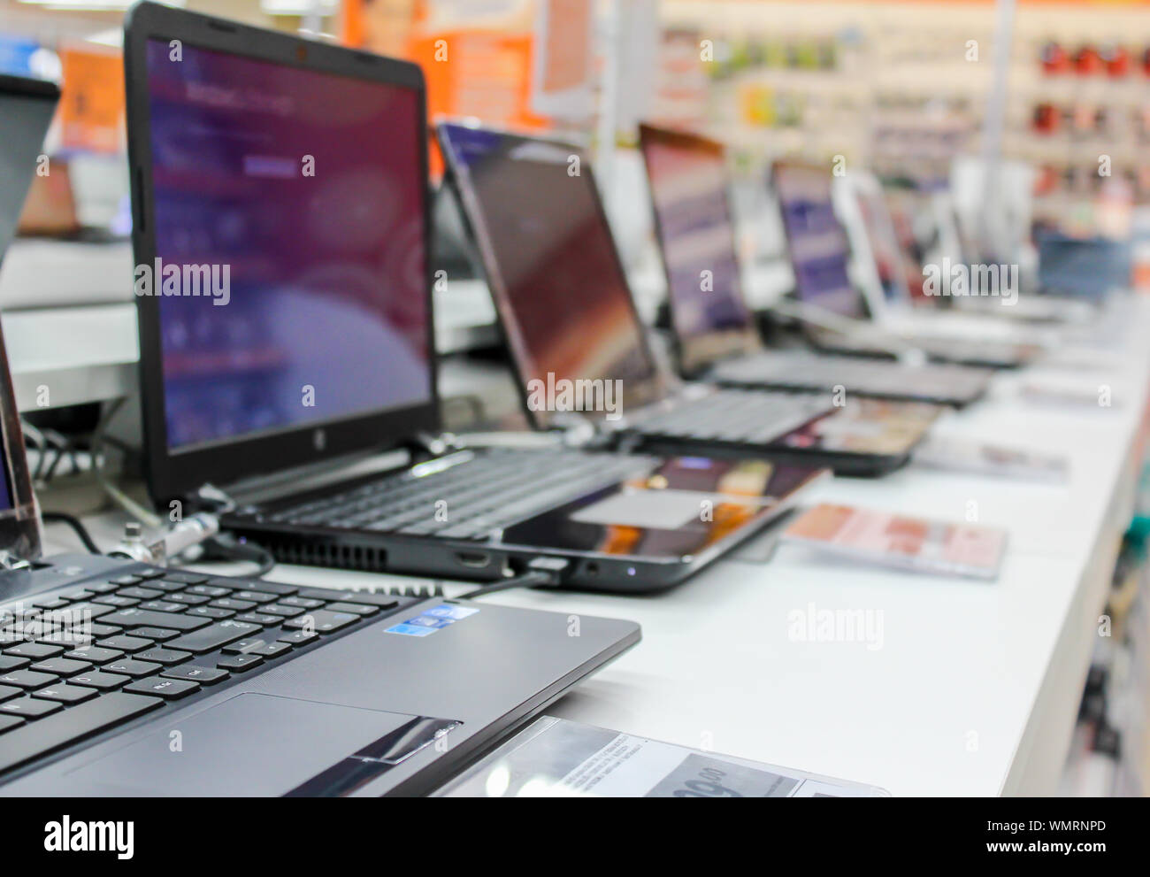 Laptops store hi-res stock photography and images - Alamy