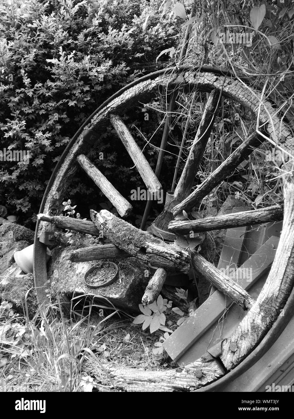 Broken wheel hi-res stock photography and images - Alamy