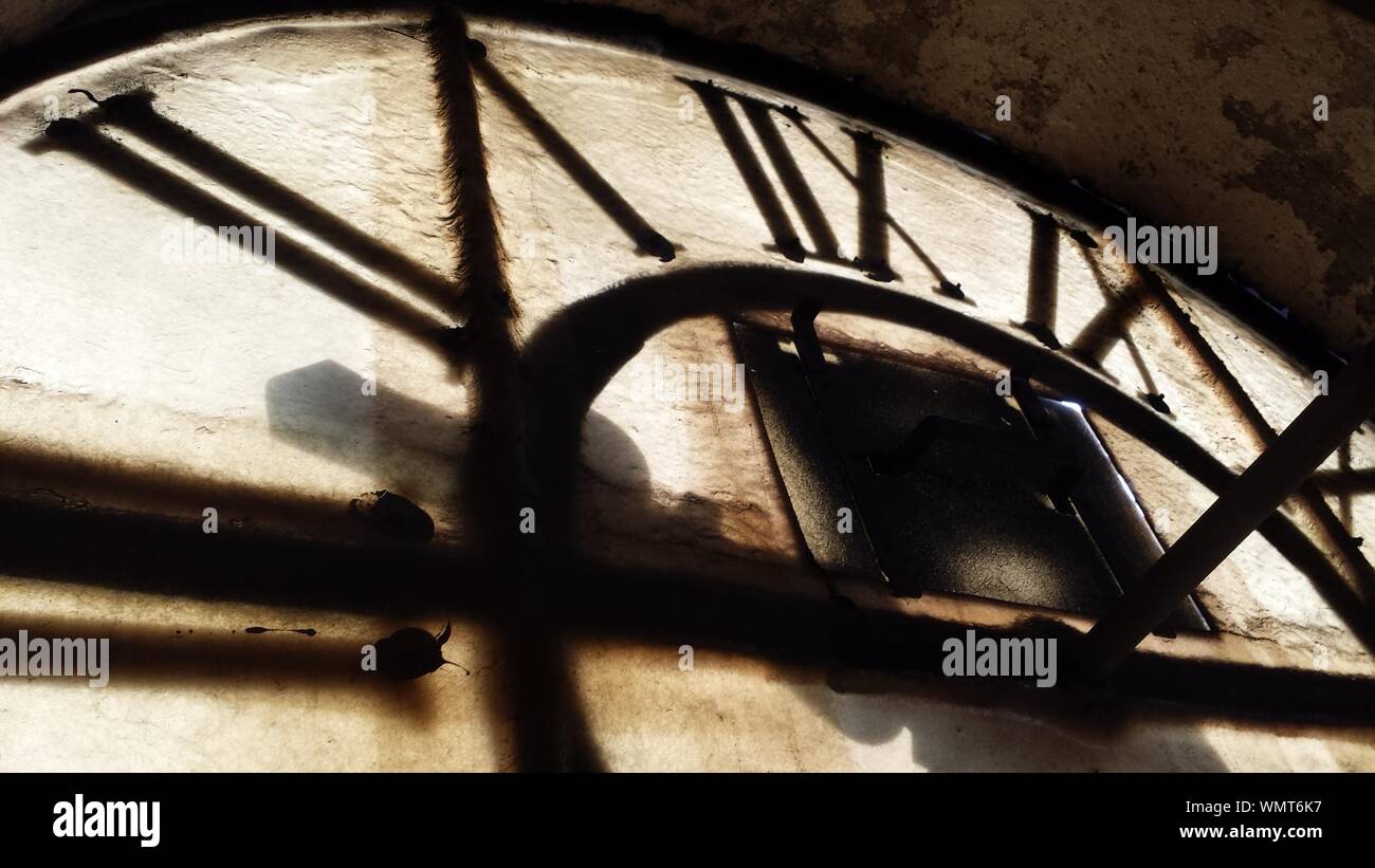 Interior clock hi-res stock photography and images - Alamy