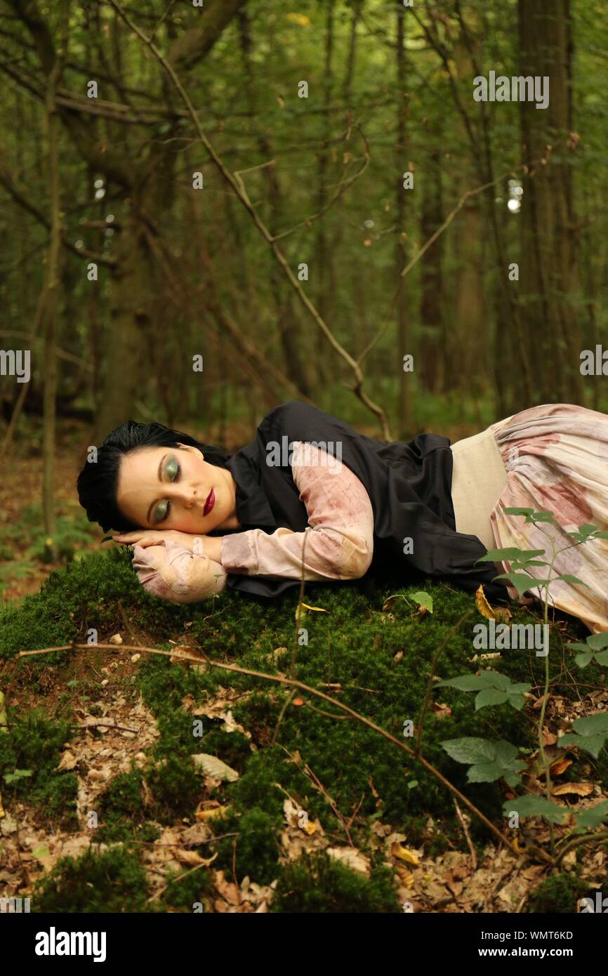 Person sleeping forest hi-res stock photography and images - Alamy