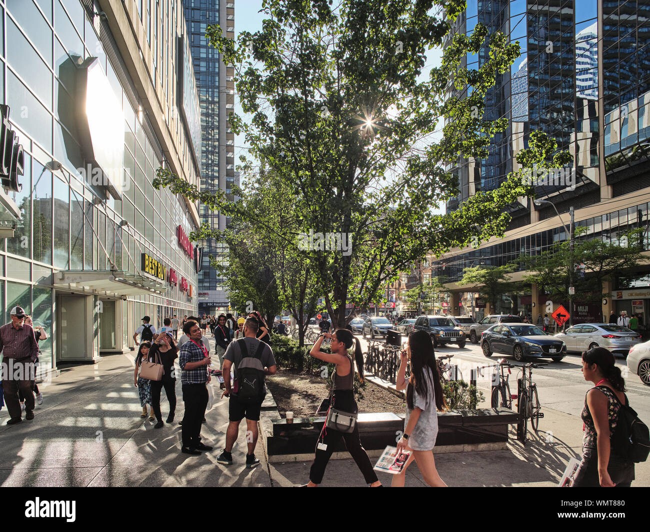 Downtown streetlife hi-res stock photography and images - Alamy