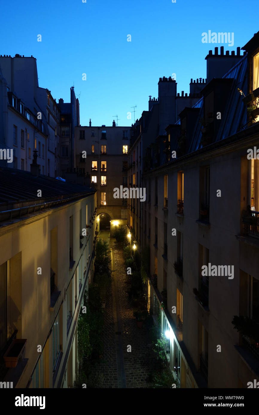 Paris, Wohnhaus, Hinterhof - Paris, Backyard Stock Photo - Alamy