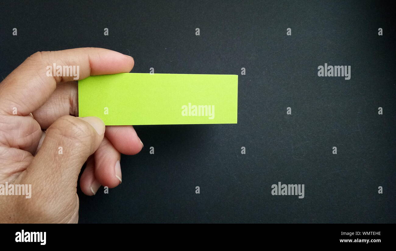 Hand holding blank note hi-res stock photography and images - Alamy