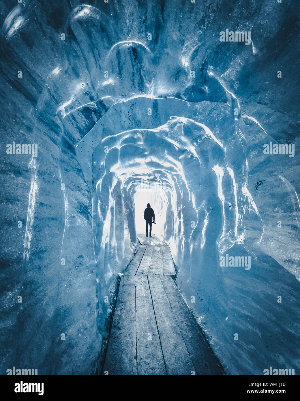 Man snow cave hi-res stock photography and images - Alamy