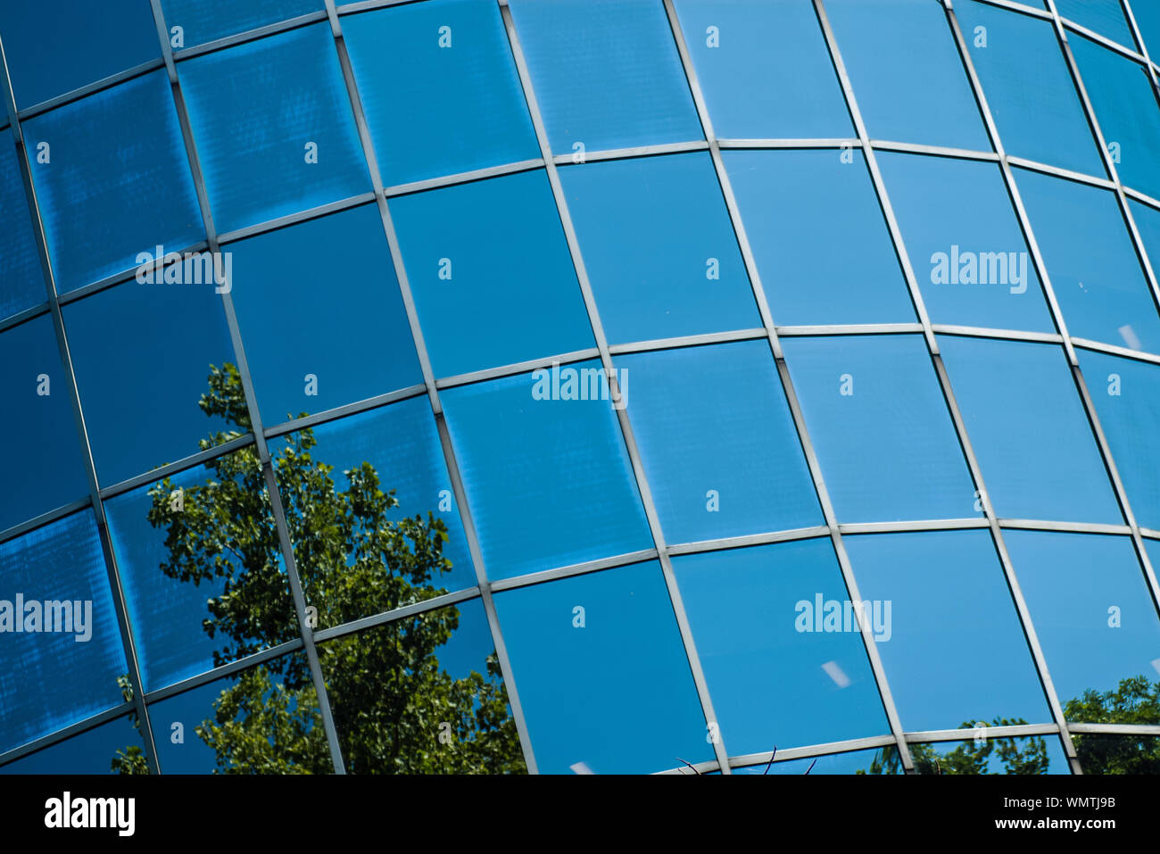 Reflections on skyscraper hi-res stock photography and images - Alamy