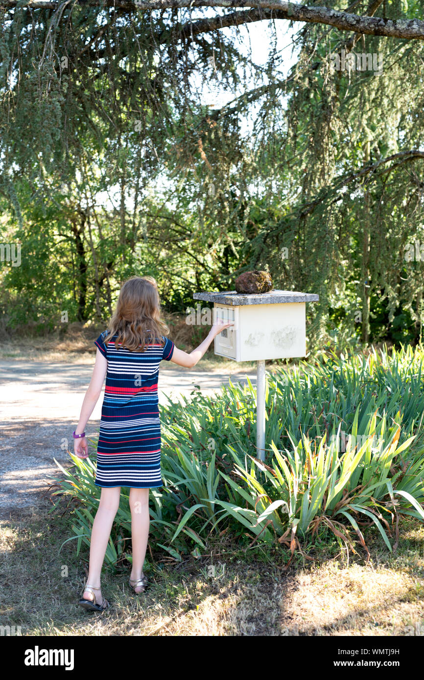 Girl mailbox child hi-res stock photography and images - Alamy