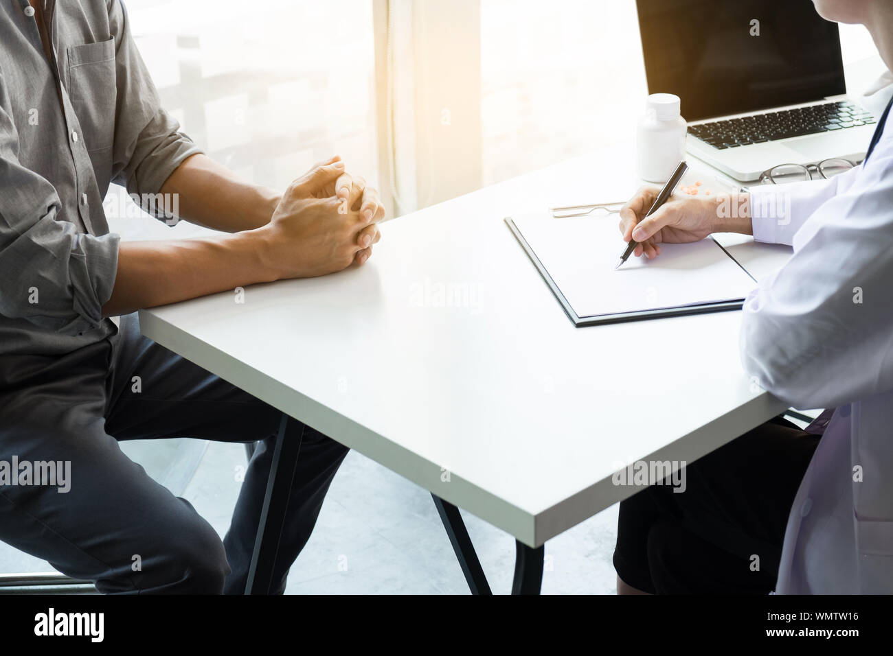 Doctors exam table hi-res stock photography and images - Alamy