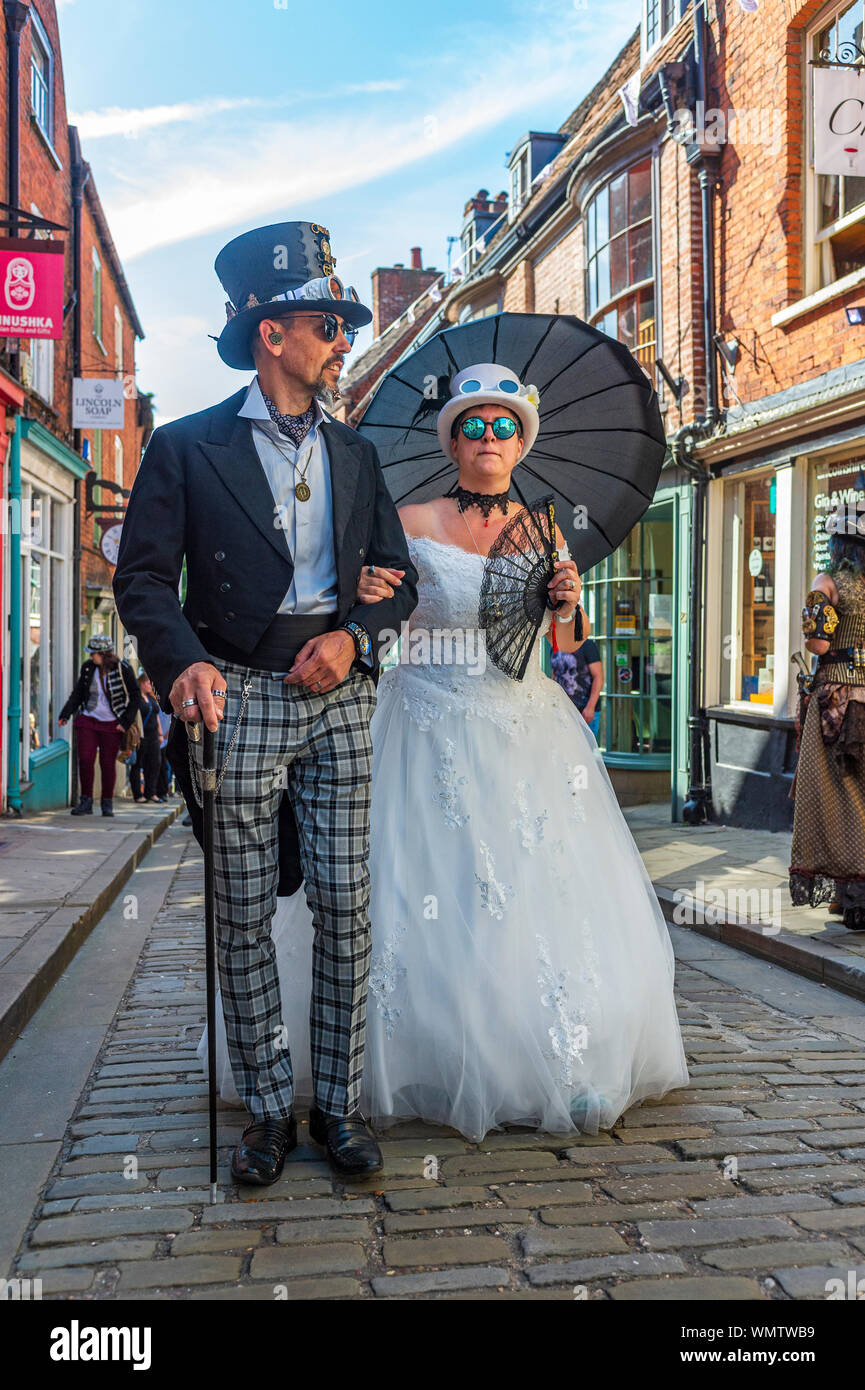 Victorian bride and groom uk hi-res stock photography and images - Alamy