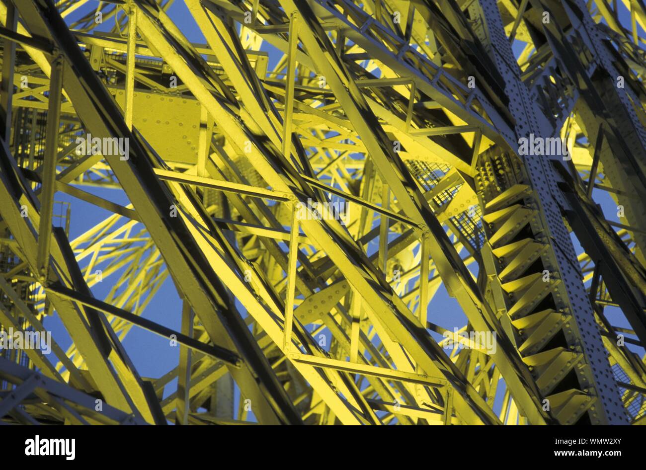 Eiffelturm abend hi-res stock photography and images - Alamy