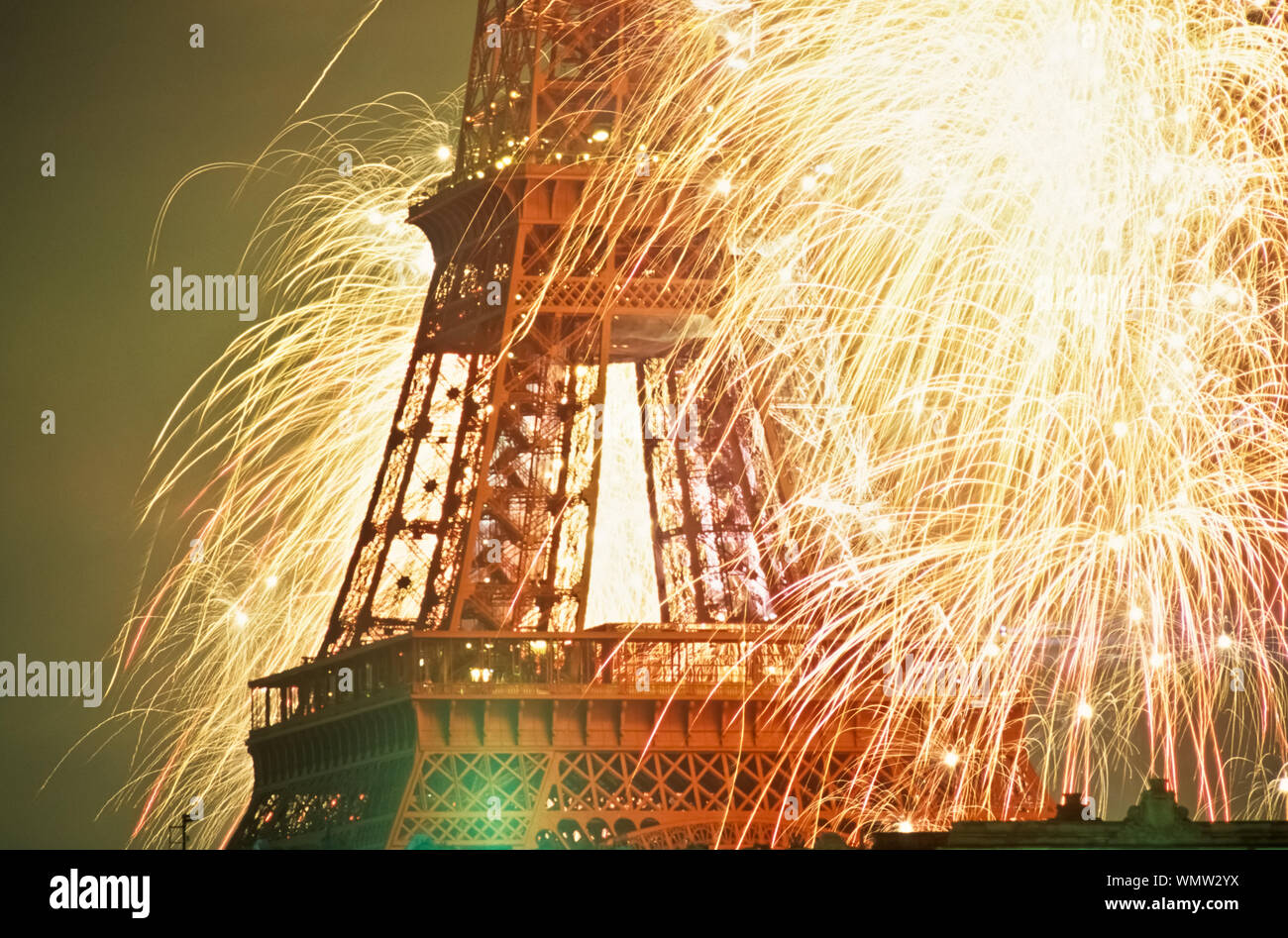 Fire works eiffel tower hi-res stock photography and images - Alamy