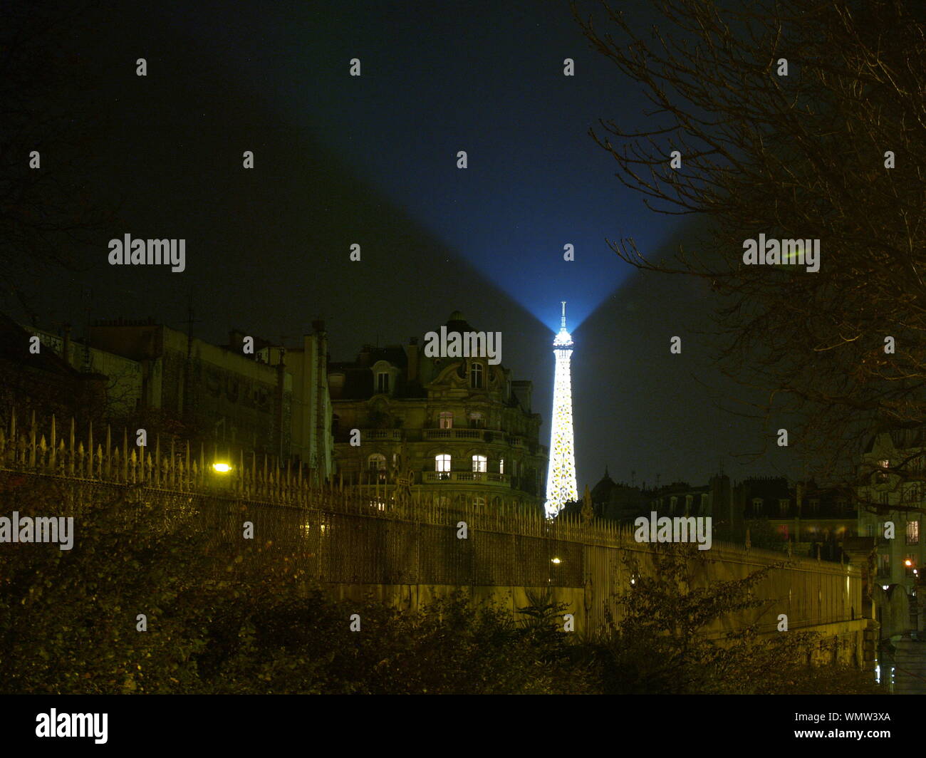 Paris, Eiffelturm, Illuminations by Pierre Bideau - Paris, Eiffel Tower ...