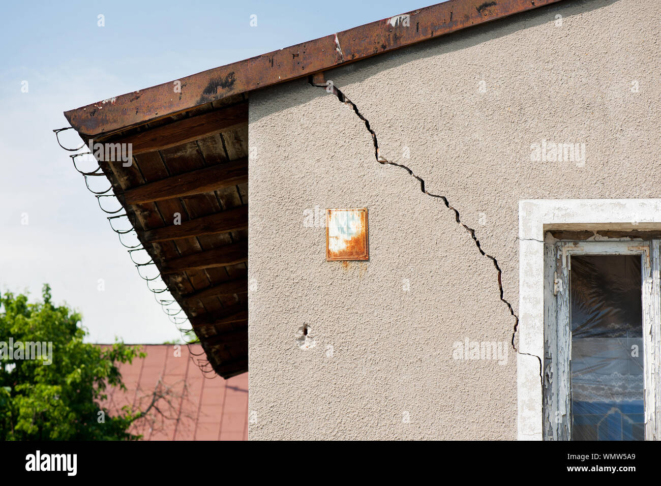 Cracked house hi-res stock photography and images - Alamy