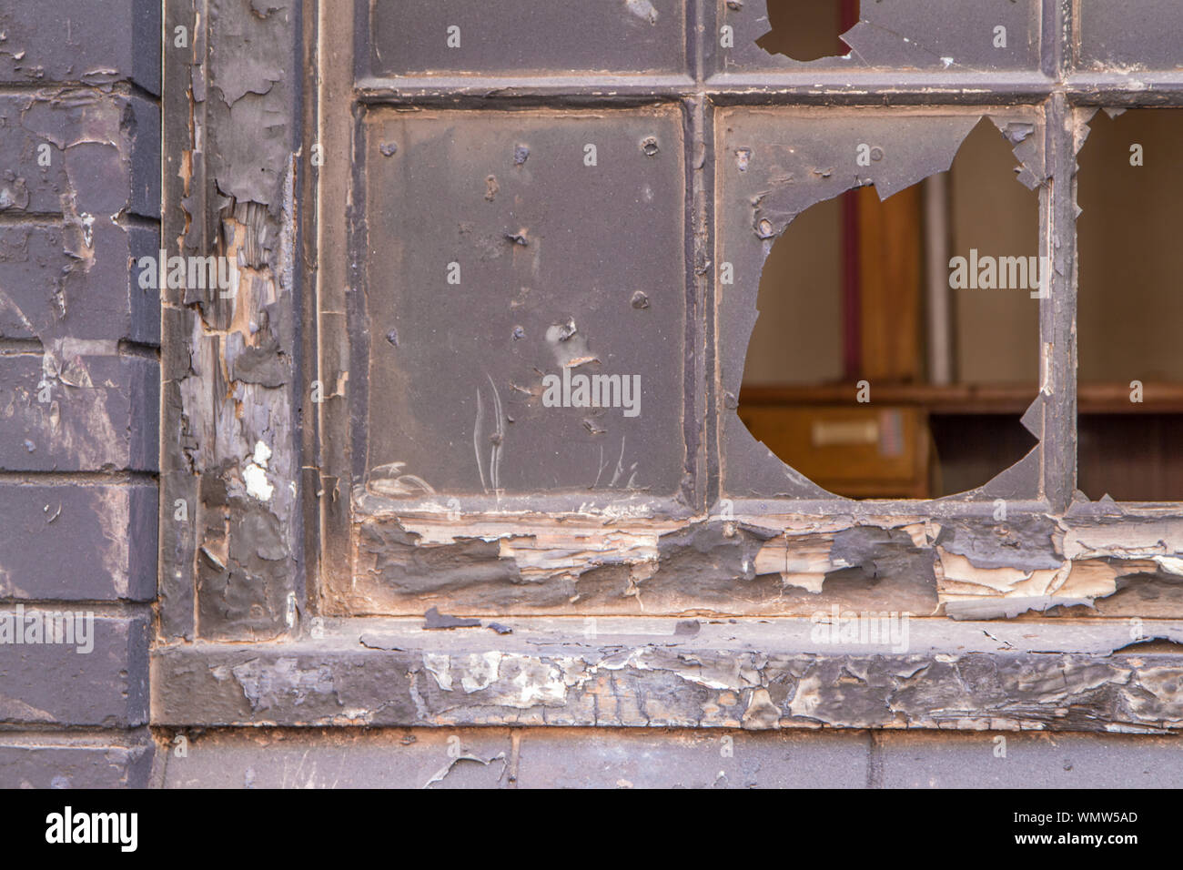 Day exterior broken glass hi-res stock photography and images - Alamy